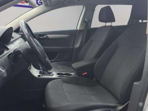 Grey Volkswagen Passat 2014 in Vilnius, with an engine capacity of 2.00 L and mileage of 281 thousand km for 5499 €, photo 14 on AUTOMOTO.COM.LV