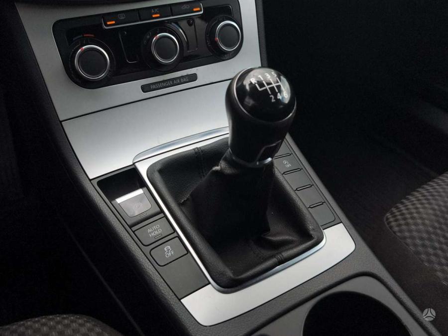 Grey Volkswagen Passat 2014 in Vilnius, with an engine capacity of 2.00 L and mileage of 281 thousand km for 5499 €, photo 16 on AUTOMOTO.COM.LV