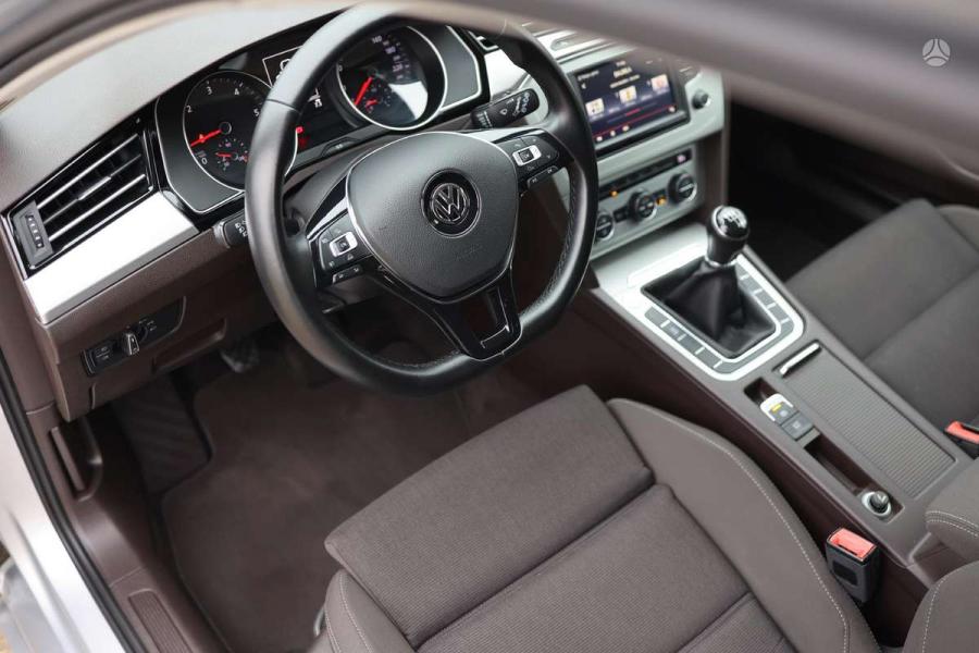Pelēks Volkswagen Passat 2015 Alīta, ar dzinēja tilpumu 2.00 L un nobraukumu 263 tūkst. km par 8600 €, foto 9 vietnē AUTOMOTO.COM.LV