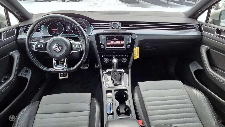 Grey Volkswagen Passat 2015 in Vilnius, with an engine capacity of 1.97 L and mileage of 271 thousand km for 9750 €, photo 12 on AUTOMOTO.COM.LV