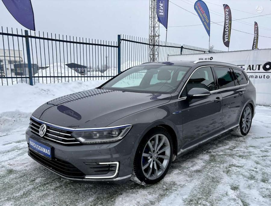 Grey Volkswagen Passat 2015 in Panevezys, with an engine capacity of 1.40 L and mileage of 200 thousand km for 9500 €, photo 1 on AUTOMOTO.COM.LV