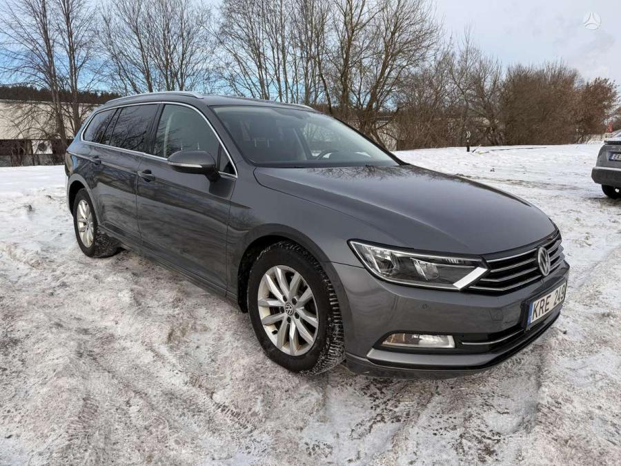 Grey Volkswagen Passat 2015 in Vilnius, with an engine capacity of 1.60 L and mileage of 312 thousand km for 8700 €, photo 1 on AUTOMOTO.COM.LV