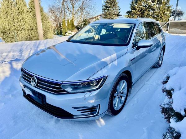 Grey Volkswagen Passat 2015 in Kaunas, with an engine capacity of 1.40 L and mileage of 248 thousand km for 9599 €, photo 4 on AUTOMOTO.COM.LV