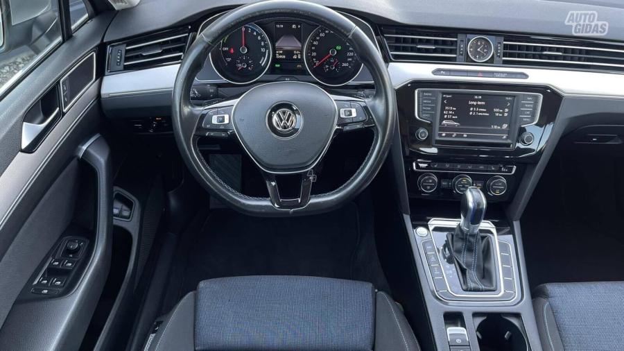 Grey Volkswagen Passat 2015 in Marijampole, with an engine capacity of 1.40 L and mileage of 320 thousand km for 8990 €, photo 11 on AUTOMOTO.COM.LV