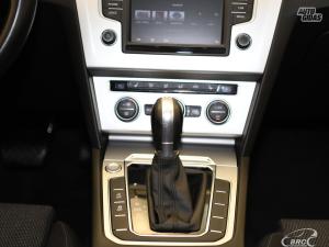 Grey Volkswagen Passat 2015 in Avizieniai, with an engine capacity of 2.00 L and mileage of 225 thousand km for 8900 €, photo 18 on AUTOMOTO.COM.LV