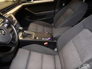 Grey Volkswagen Passat 2015 in Avizieniai, with an engine capacity of 2.00 L and mileage of 225 thousand km for 8900 €, photo 25 on AUTOMOTO.COM.LV