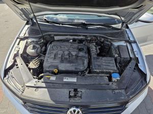 Grey Volkswagen Passat 2015 in Jonava, with an engine capacity of 1.97 L and mileage of 327 thousand km for 8500 €, photo 12 on AUTOMOTO.COM.LV