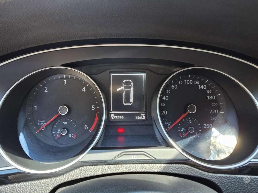 Grey Volkswagen Passat 2015 in Jonava, with an engine capacity of 1.97 L and mileage of 327 thousand km for 8500 €, photo 13 on AUTOMOTO.COM.LV