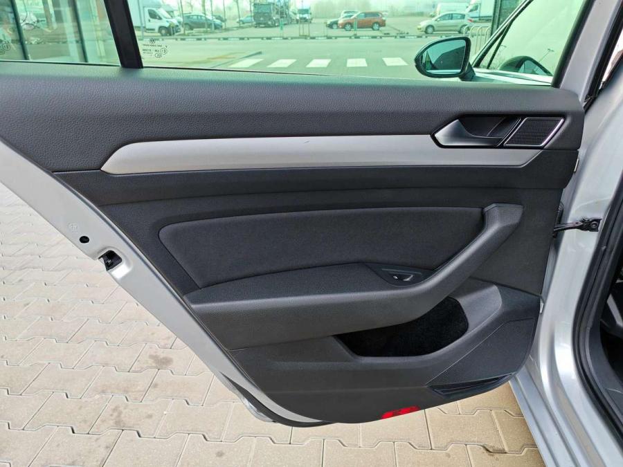 Grey Volkswagen Passat 2015 in Klaipeda, with an engine capacity of 1.97 L and mileage of 300 thousand km for 7950 €, photo 22 on AUTOMOTO.COM.LV