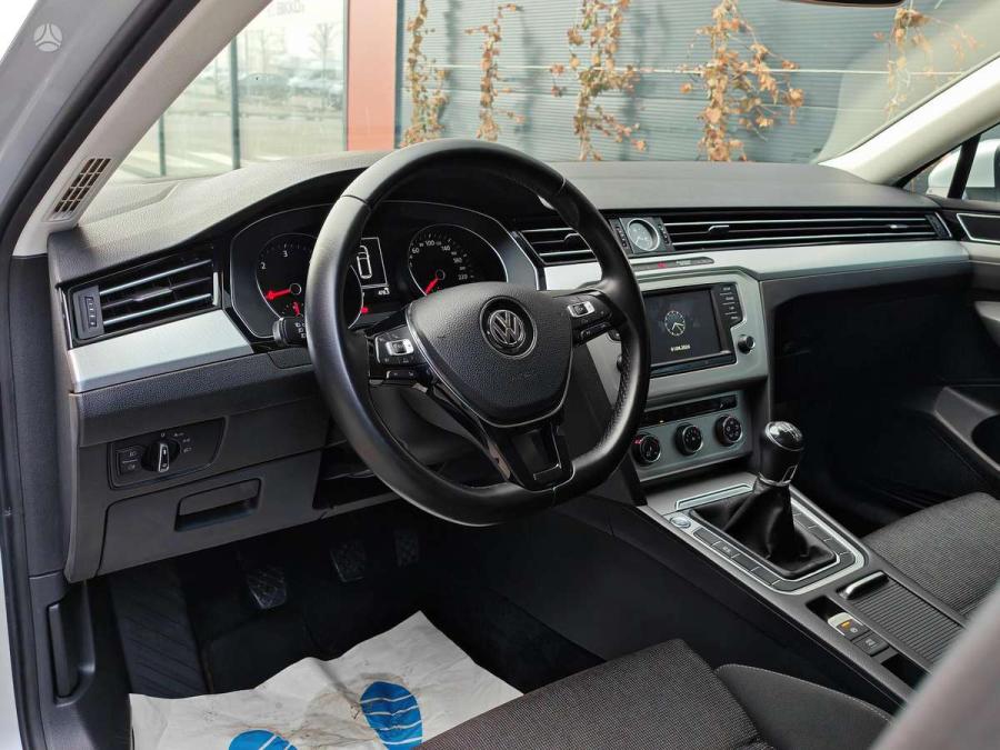 Grey Volkswagen Passat 2015 in Klaipeda, with an engine capacity of 1.97 L and mileage of 300 thousand km for 7950 €, photo 27 on AUTOMOTO.COM.LV