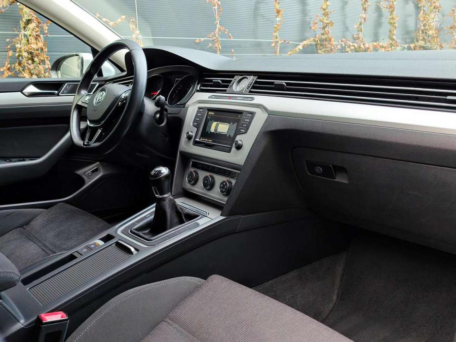 Grey Volkswagen Passat 2015 in Klaipeda, with an engine capacity of 1.97 L and mileage of 300 thousand km for 7950 €, photo 36 on AUTOMOTO.COM.LV