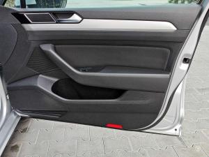 Grey Volkswagen Passat 2015 in Klaipeda, with an engine capacity of 1.97 L and mileage of 300 thousand km for 7950 €, photo 39 on AUTOMOTO.COM.LV