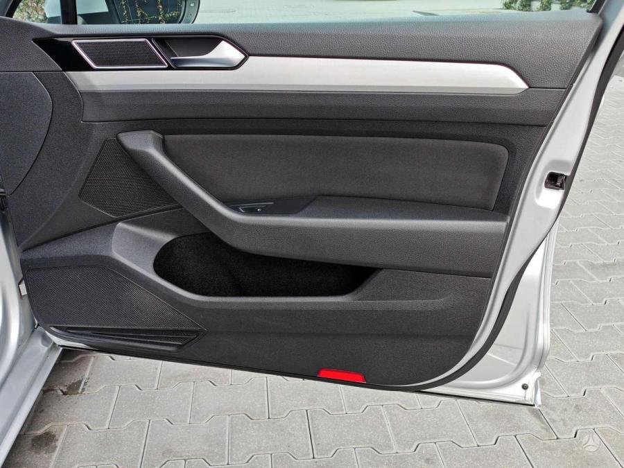 Grey Volkswagen Passat 2015 in Klaipeda, with an engine capacity of 1.97 L and mileage of 300 thousand km for 7950 €, photo 39 on AUTOMOTO.COM.LV