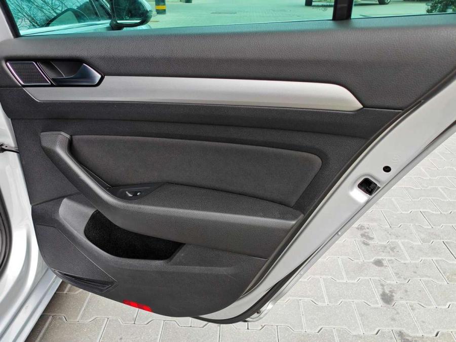 Grey Volkswagen Passat 2015 in Klaipeda, with an engine capacity of 1.97 L and mileage of 300 thousand km for 7950 €, photo 41 on AUTOMOTO.COM.LV
