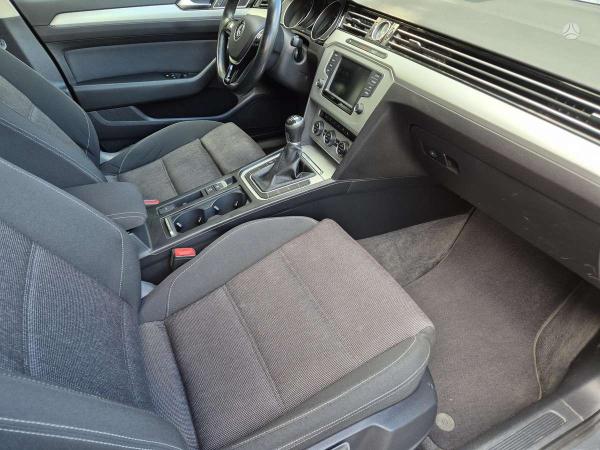 Grey Volkswagen Passat 2015 in Vilnius, with an engine capacity of 1.40 L and mileage of 300 thousand km for 6950 €, photo 10 on AUTOMOTO.COM.LV