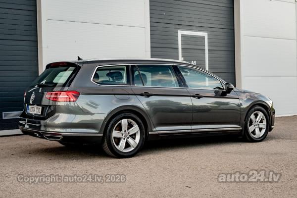 Grey Volkswagen Passat 2015 in Parnu, with an engine capacity of 2.00 L and mileage of 245 thousand km for 11999 €, photo 6 on AUTOMOTO.COM.LV