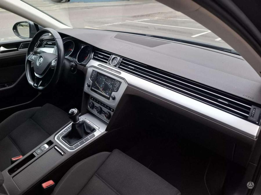 Pelēks Volkswagen Passat 2015 Viļņa, ar dzinēja tilpumu 1.97 L un nobraukumu 242 tūkst. km par 8900 €, foto 17 vietnē AUTOMOTO.COM.LV