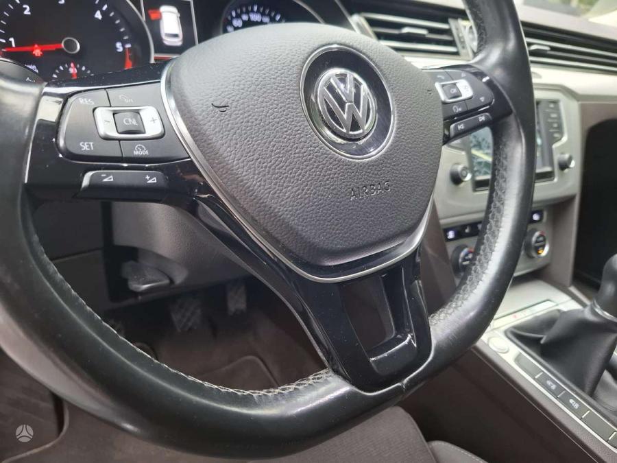 Pelēks Volkswagen Passat 2015 Viļņa, ar dzinēja tilpumu 1.97 L un nobraukumu 242 tūkst. km par 8900 €, foto 22 vietnē AUTOMOTO.COM.LV