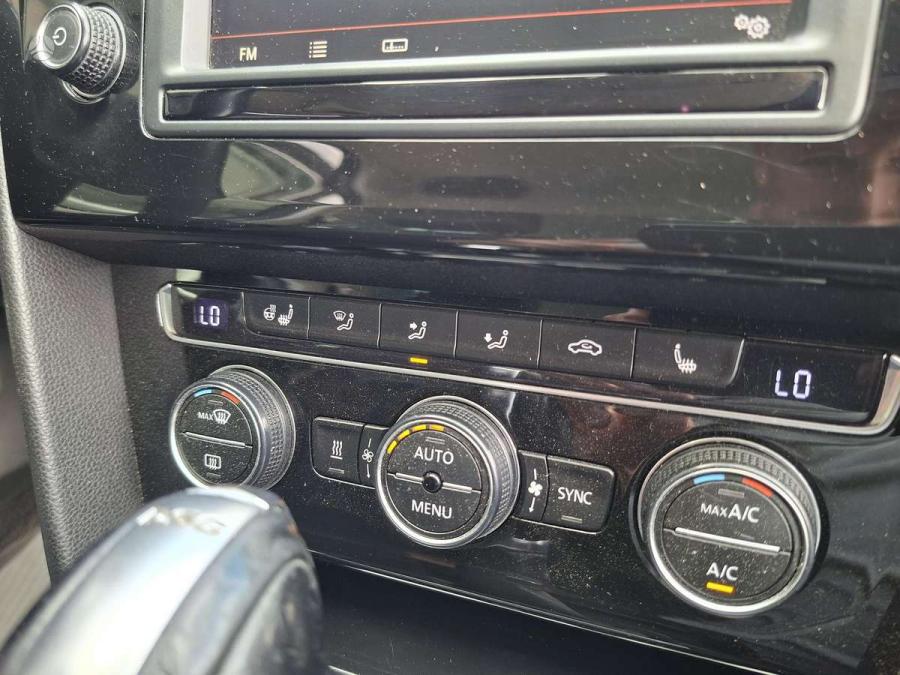 Grey Volkswagen Passat 2015 in Silute, with an engine capacity of 1.97 L and mileage of 380 thousand km for 5700 €, photo 20 on AUTOMOTO.COM.LV