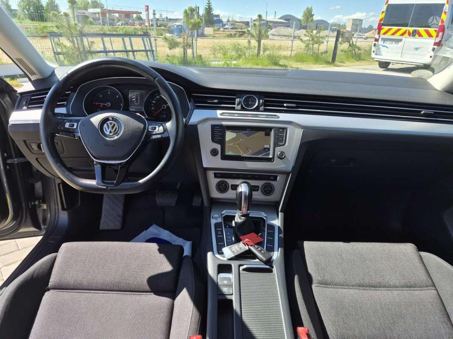 Grey Volkswagen Passat 2015 in Taurage, with an engine capacity of 1.60 L and mileage of 289 thousand km for 7500 €, photo 13 on AUTOMOTO.COM.LV