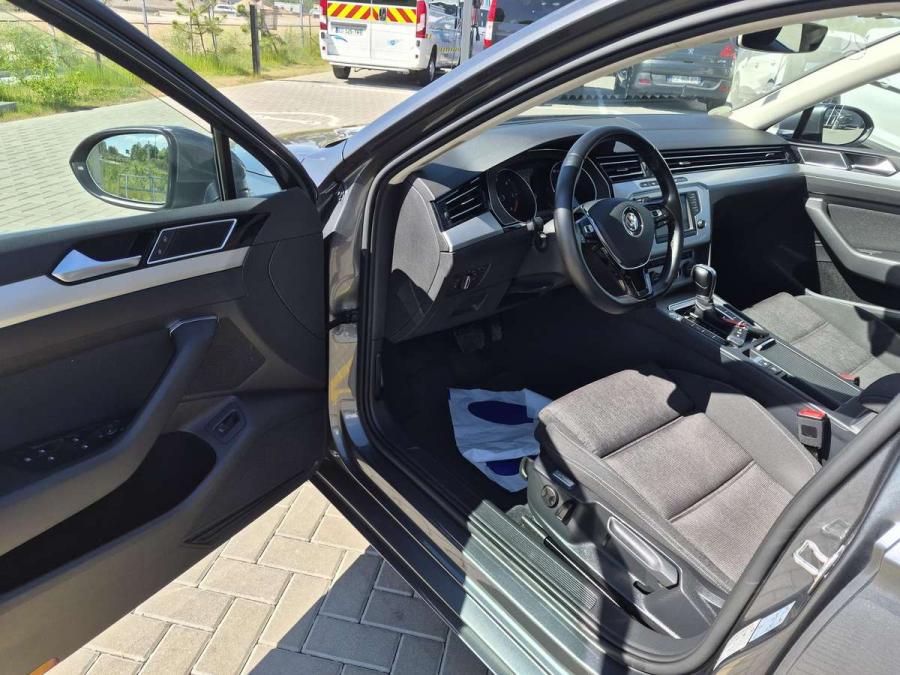 Grey Volkswagen Passat 2015 in Taurage, with an engine capacity of 1.60 L and mileage of 289 thousand km for 7500 €, photo 16 on AUTOMOTO.COM.LV
