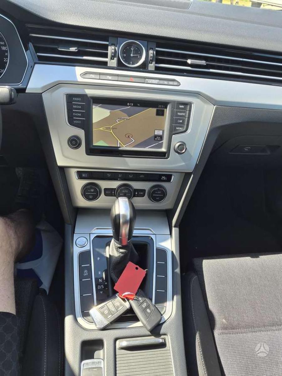 Grey Volkswagen Passat 2015 in Taurage, with an engine capacity of 1.60 L and mileage of 289 thousand km for 7500 €, photo 18 on AUTOMOTO.COM.LV