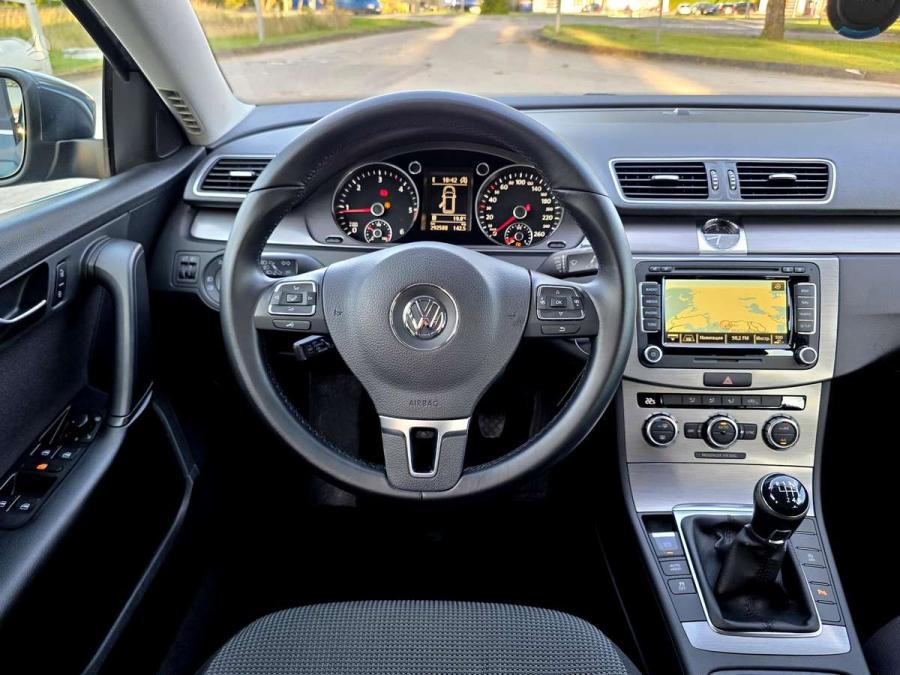 Grey Volkswagen Passat 2015 in Taurage, with an engine capacity of 1.97 L and mileage of 293 thousand km for 6000 €, photo 11 on AUTOMOTO.COM.LV