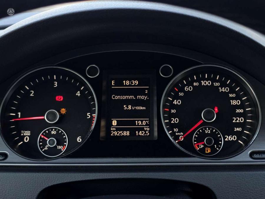Grey Volkswagen Passat 2015 in Taurage, with an engine capacity of 1.97 L and mileage of 293 thousand km for 6000 €, photo 21 on AUTOMOTO.COM.LV