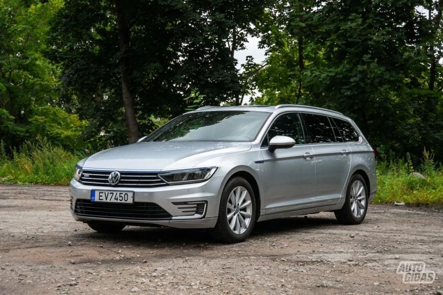 Grey Volkswagen Passat 2015 in Kaunas, with an engine capacity of 1.40 L and mileage of 305 thousand km for 8800 €, photo 1 on AUTOMOTO.COM.LV