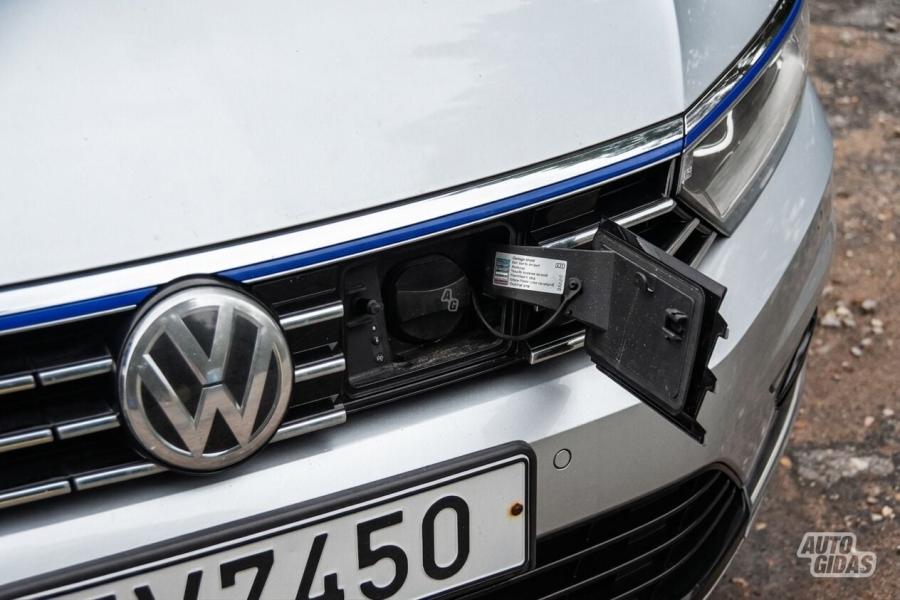 Grey Volkswagen Passat 2015 in Kaunas, with an engine capacity of 1.40 L and mileage of 305 thousand km for 8800 €, photo 8 on AUTOMOTO.COM.LV