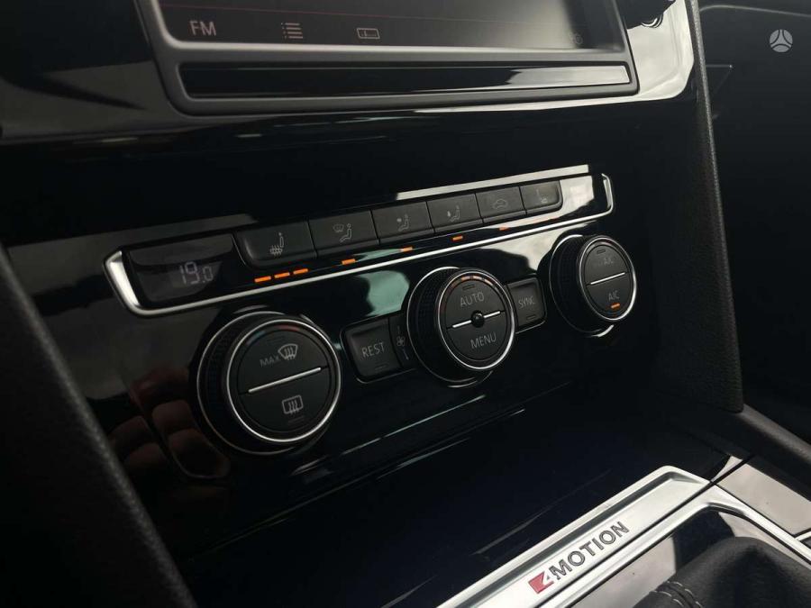 Pelēks Volkswagen Passat 2015 Viļņa, ar dzinēja tilpumu 2.00 L un nobraukumu 229 tūkst. km par 12499 €, foto 18 vietnē AUTOMOTO.COM.LV
