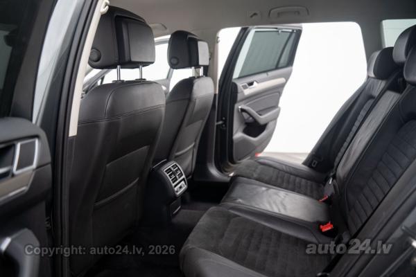 Grey Volkswagen Passat 2015 in Tallinn, with an engine capacity of 2.00 L and mileage of 252 thousand km for 11999 €, photo 10 on AUTOMOTO.COM.LV