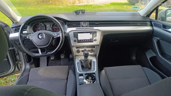 Pelēks Volkswagen Passat 2015 Alīta, ar dzinēja tilpumu 1.60 L un nobraukumu 300 tūkst. km par 6999 €, foto 9 vietnē AUTOMOTO.COM.LV
