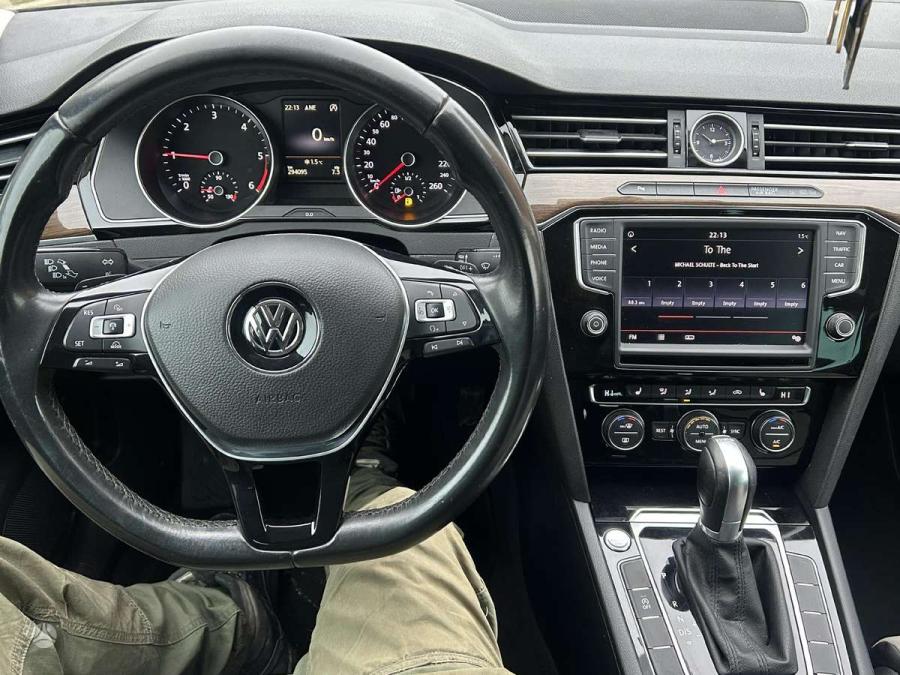 Grey Volkswagen Passat 2016 in Ukmerge, with an engine capacity of 1.60 L and mileage of 294 thousand km for 7700 €, photo 10 on AUTOMOTO.COM.LV