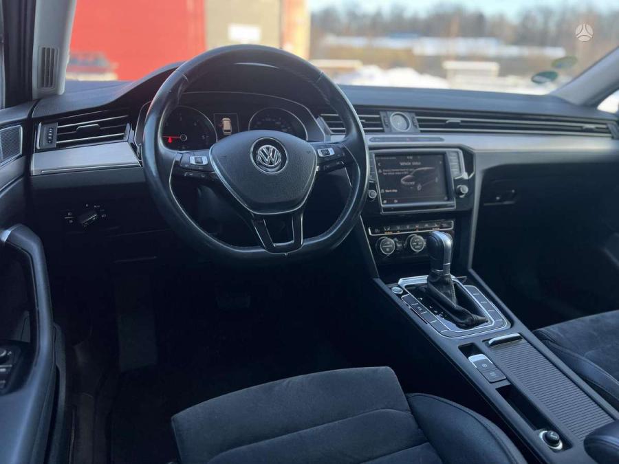 Grey Volkswagen Passat 2016 in Kaunas, with an engine capacity of 1.60 L and mileage of 290 thousand km for 8999 €, photo 16 on AUTOMOTO.COM.LV