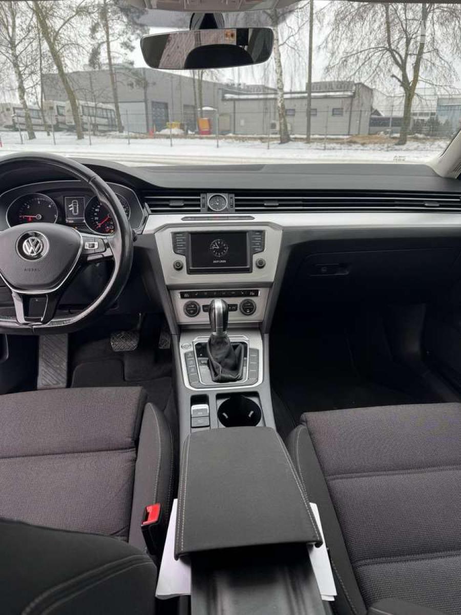 Grey Volkswagen Passat 2016 in Marijampole, with an engine capacity of 2.00 L and mileage of 272 thousand km for 9350 €, photo 9 on AUTOMOTO.COM.LV