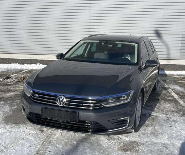 Grey Volkswagen Passat 2016 in Telschi, with an engine capacity of 1.40 L and mileage of 121 thousand km for 13000 €, photo 1 on AUTOMOTO.COM.LV