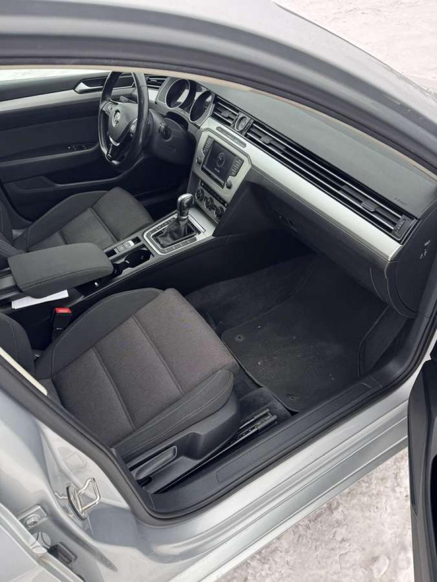 Grey Volkswagen Passat 2016 in Marijampole, with an engine capacity of 2.00 L and mileage of 272 thousand km for 9450 €, photo 6 on AUTOMOTO.COM.LV
