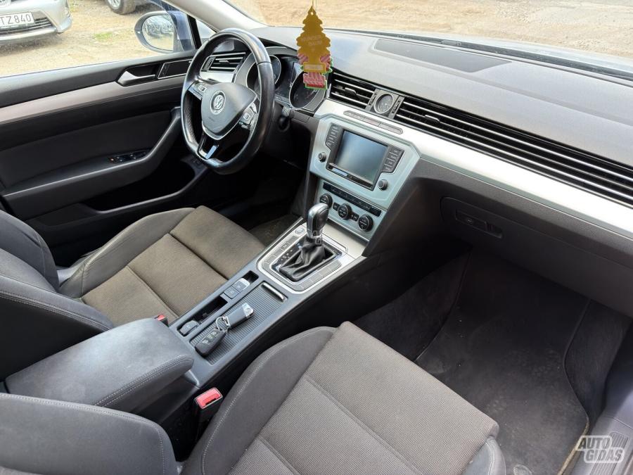 Pelēks Volkswagen Passat 2016 Panevēža, ar dzinēja tilpumu 2.00 L un nobraukumu 261 tūkst. km par 8650 €, foto 15 vietnē AUTOMOTO.COM.LV