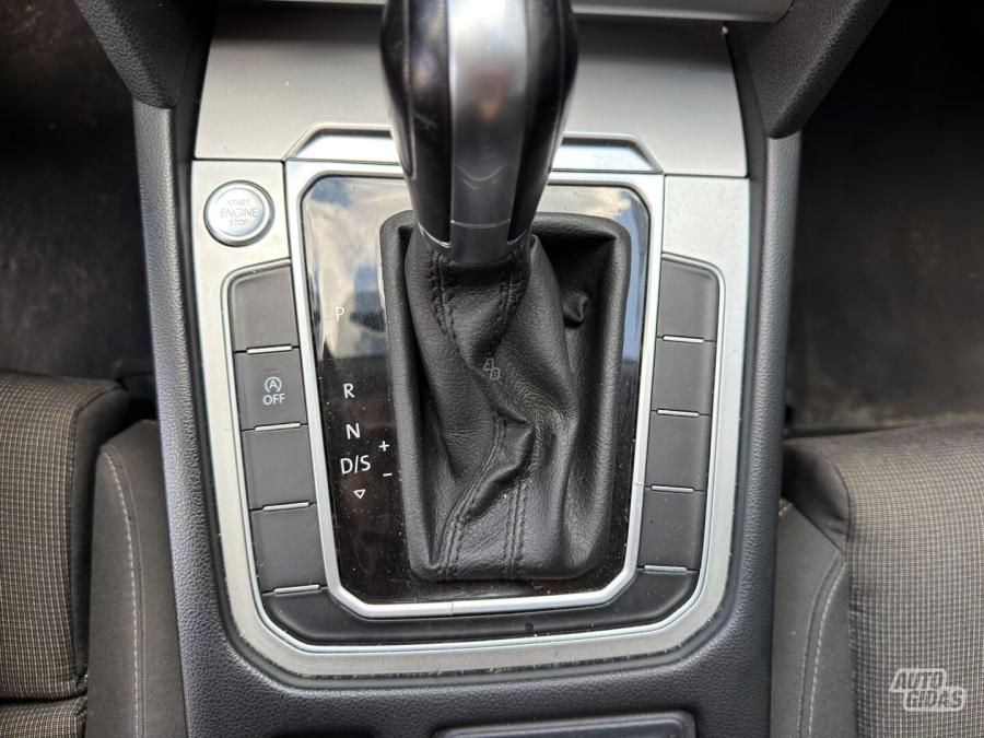 Pelēks Volkswagen Passat 2016 Panevēža, ar dzinēja tilpumu 2.00 L un nobraukumu 261 tūkst. km par 8650 €, foto 25 vietnē AUTOMOTO.COM.LV