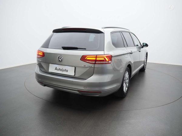 Pelēks Volkswagen Passat 2016 Viļņa, ar dzinēja tilpumu 1.40 L un nobraukumu 186 tūkst. km par 9700 €, foto 4 vietnē AUTOMOTO.COM.LV