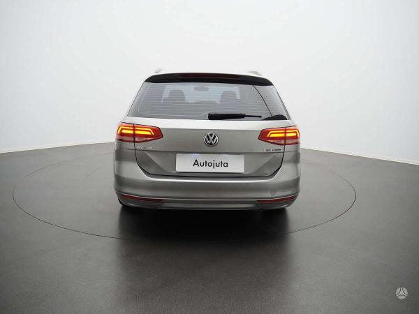 Pelēks Volkswagen Passat 2016 Viļņa, ar dzinēja tilpumu 1.40 L un nobraukumu 186 tūkst. km par 9700 €, foto 5 vietnē AUTOMOTO.COM.LV