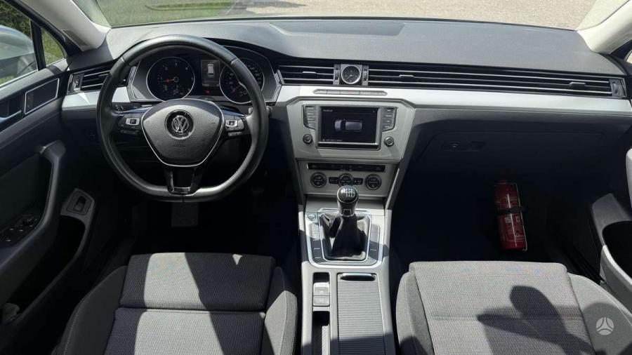 Grey Volkswagen Passat 2016 in Kaunas, with an engine capacity of 1.60 L and mileage of 260 thousand km for 8200 €, photo 10 on AUTOMOTO.COM.LV