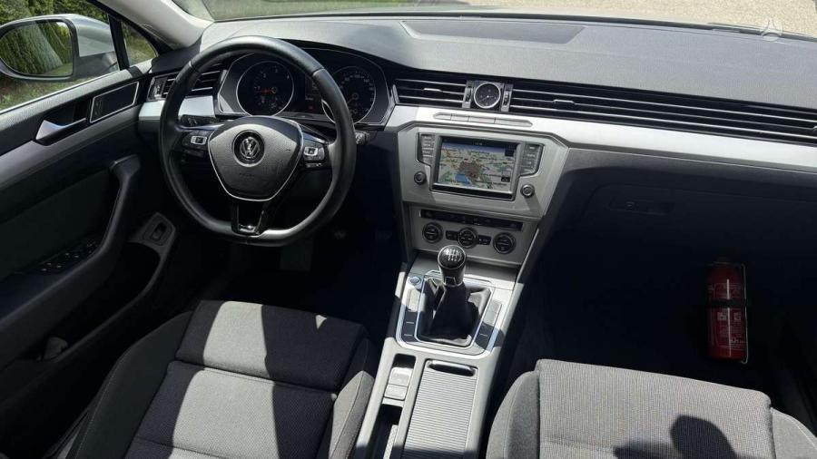 Grey Volkswagen Passat 2016 in Kaunas, with an engine capacity of 1.60 L and mileage of 260 thousand km for 8200 €, photo 11 on AUTOMOTO.COM.LV