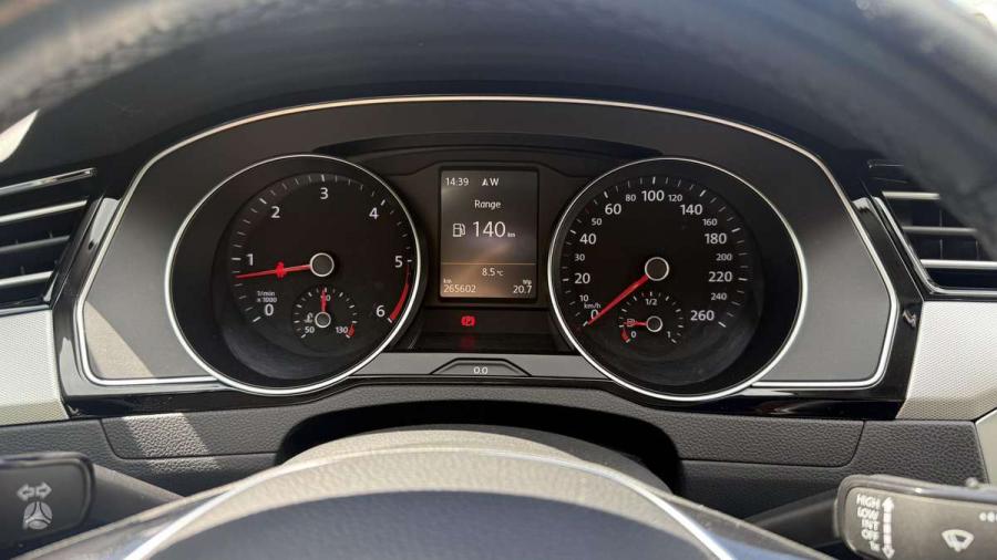 Grey Volkswagen Passat 2016 in Kaunas, with an engine capacity of 1.60 L and mileage of 260 thousand km for 8200 €, photo 13 on AUTOMOTO.COM.LV