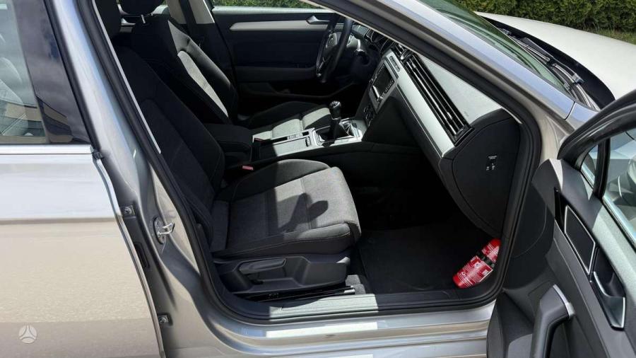 Grey Volkswagen Passat 2016 in Kaunas, with an engine capacity of 1.60 L and mileage of 260 thousand km for 8200 €, photo 18 on AUTOMOTO.COM.LV