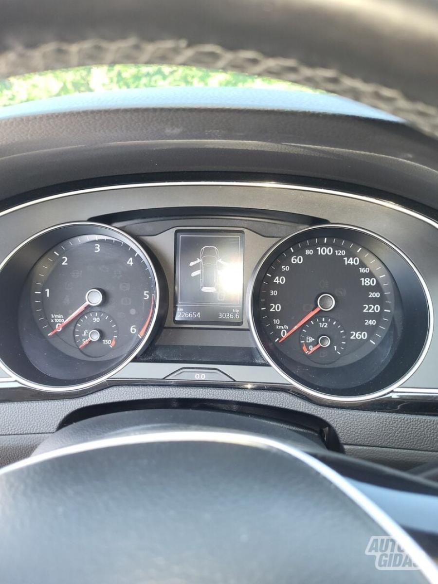 Grey Volkswagen Passat 2016 in Jurbarkas, with an engine capacity of 2.00 L and mileage of 227 thousand km for 12000 €, photo 7 on AUTOMOTO.COM.LV