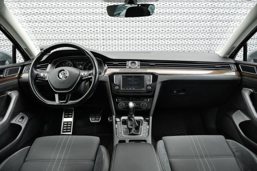 Grey Volkswagen Passat 2016 in Marupe, with an engine capacity of 2.00 L and mileage of 273 thousand km for 12100 €, photo 7 on AUTOMOTO.COM.LV