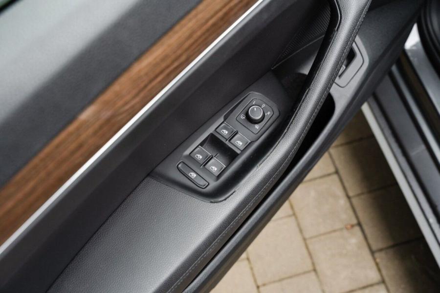 Grey Volkswagen Passat 2016 in Marupe, with an engine capacity of 2.00 L and mileage of 273 thousand km for 12100 €, photo 9 on AUTOMOTO.COM.LV