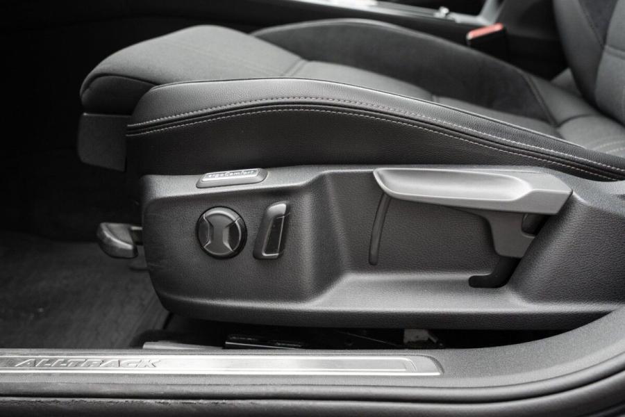 Grey Volkswagen Passat 2016 in Marupe, with an engine capacity of 2.00 L and mileage of 273 thousand km for 12100 €, photo 12 on AUTOMOTO.COM.LV